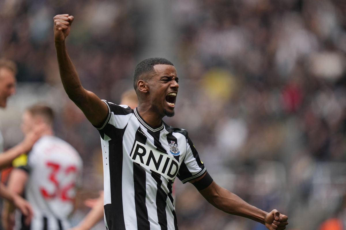 Isak breaks silence on his £150m price tag amid Arsenal interest - Just ...