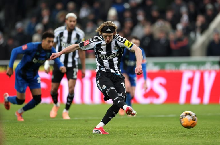 Gordon v Kvaratskhelia: Which winger should Arsenal sign? - Just ...